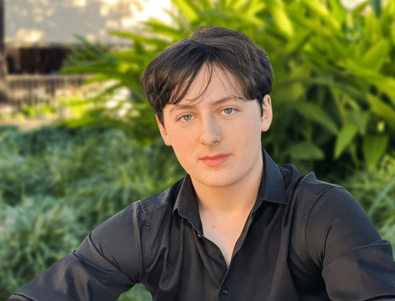 Exploring the Space Between Adolescence and Adulthood in Simon Val's ...